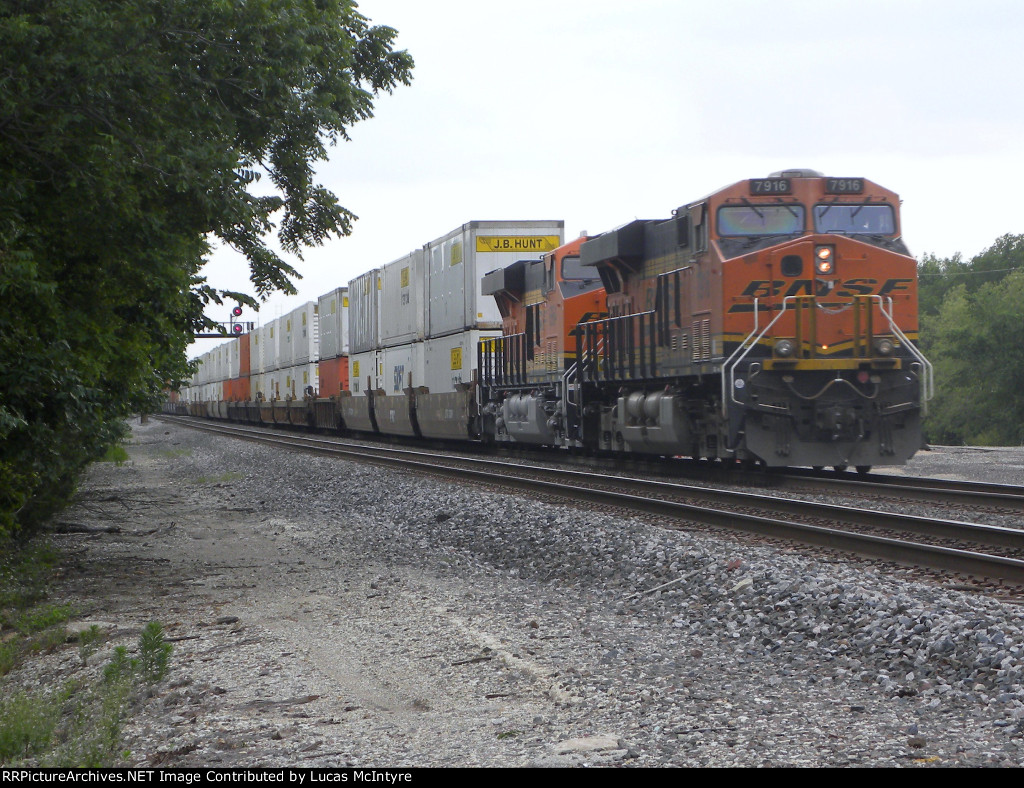 BNSF 7916 DPU on westbound BNSF intermodal train